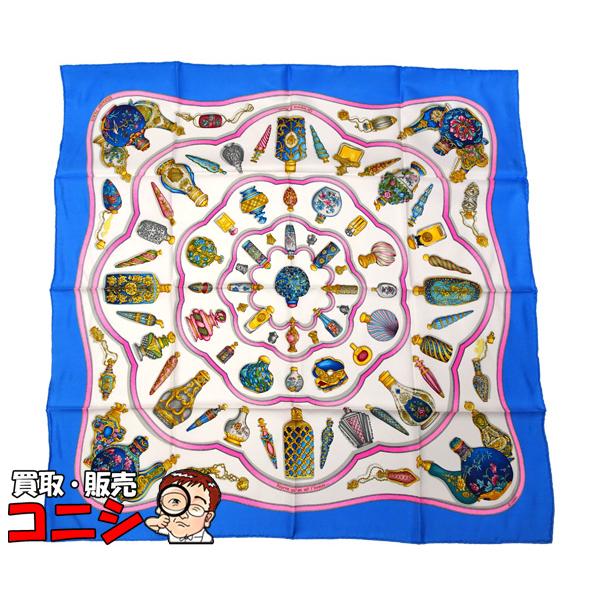 【ブランド】エルメス【商品名】　カレ90 スカーフ　　　　　　Qu importe le flacon　　　　　　香水瓶 モチーフ【カラー】　ブルー×ホワイト【素　材】　シルク100％【サイズ】　W:約89cm × H:約89cm【状　態】...