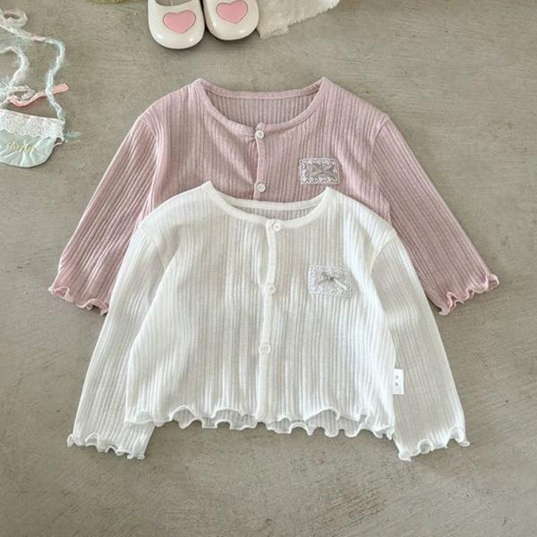 【商品説明】こちらは、上品で柔らかな雰囲気が魅力の、女の子向けキッズカーディガンです。縦リブの柔らかい素材と、胸元のレースリボンがアクセントになった、春夏にぴったりのアイテムです。デザイン胸元に施されたレースフレームのリボン刺繍が、上品で可...