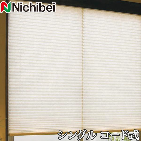プリーツスクリーン利休は落水と呼ばれる伝統的な技法を用いた、独特の透け感をもつ生地。スクリーン一面に映し出す光の陰影が清閑な和空間を演出します。ニチベイのプリーツスクリーン「もなみ」シリーズ（M5076 M5077 M5078 M5079 ...