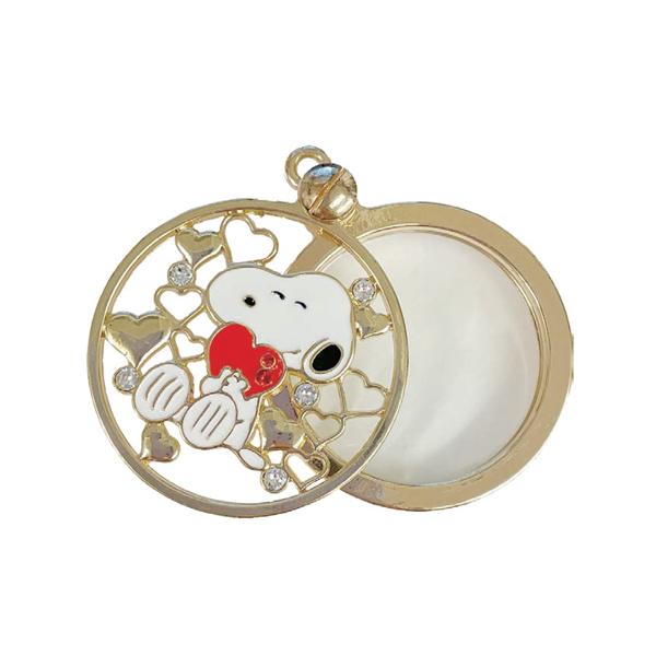 便利なルーペがお洒落に「おめかし」チャームにすれば、バッグも「おめかし」素敵なルーペを使ってあなた自身も「おめかし」大好きなスヌーピーと一緒にどこでもお出かけ。３倍拡大で困ったときでもサッとエレガントに使えるルーペです。サイズ：W35×H1...