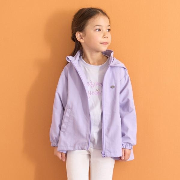 柔らかなAラインシルエットとバックフリルがポイントのマウンテンパーカー。撥水・防汚・UVカット・耐久性を兼ね備えた高機能素材で、お子さまの通園や通学、お外遊びにぴったり！ フードは衿の中に収納できる仕様で、天候や用途に応じてアレンジが可能で...
