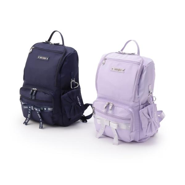 メイン収納がガバッと開いて中の荷物が見やすく取り出しやすいリュックサックです。メゾピアノのロゴをプリントしたリボンやメタルプレートで、カジュアルなアイテムに高級感をプラスしました。 ショルダーの胸部分にはベルトがついており、肩からずれ落ちに...