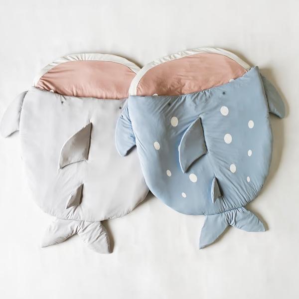 サメに食べられているようなおもしろデザイン接触冷感加工入りの、とろっと滑らかなジャージー素材が夏にぴったりのスリーピングバッグです。 ふかふかの中わた入りで、夏のお昼寝や暑い時期の体温調節に。 サメに食べられているようなインパクトのある姿で...