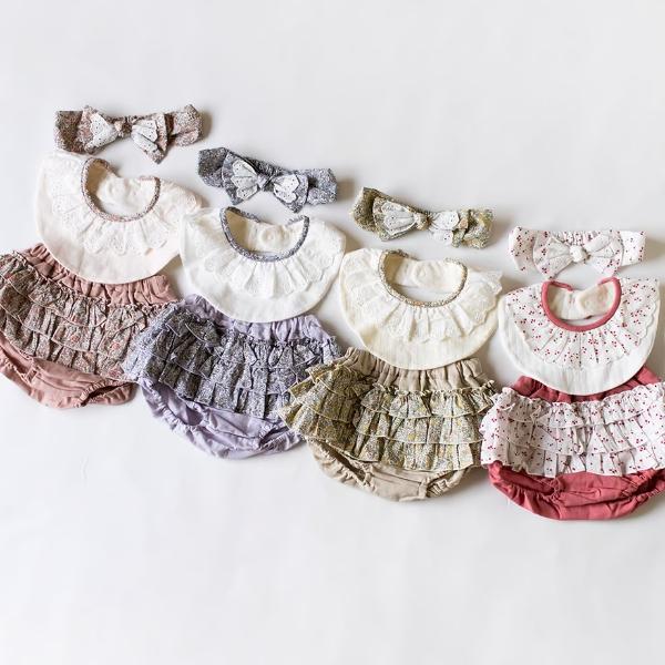 お上品なレースデザインの3点セットヘアバンド、スタイ、ブルマをボックスに入れたギフトセットです。スタイの首周りに取り付けた大ぶりのコットンレースが、ベビーのお顔まわりを華やかに引き立てます。記念日の写真撮影や、お祝いの席にもおすすめ。3ヶ月...