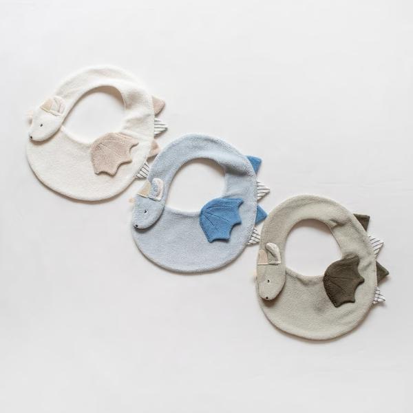 「ちょっと悪そうな表情がポイント」首の長いドラゴン型のベビースタイです。 赤ちゃんの小さな手で掴みやすいツノや羽の立体パーツが付いているので、タグがを触るのが大好きなベビーの手遊びにもおすすめ。 ふんわり優しい肌触りのパイルとワッフル素材で...