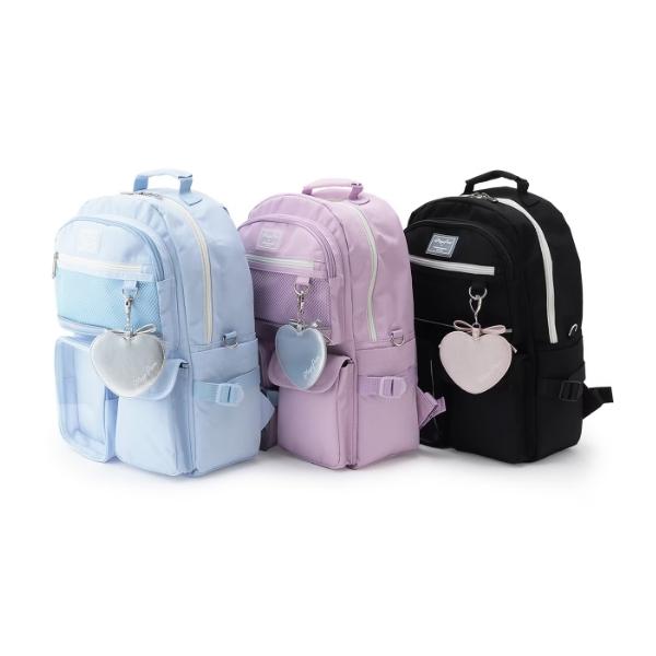 リボンつきぷっくりハート型ミラーチャームがおまけのバックパック。きらっと輝く合皮素材のチャームが可愛らしいアクセントに。 デイリー使いにぴったりで、毎日のお出かけに活躍してくれるアイテムです。 前面下のクリアポケットと前面上のメッシュポケッ...