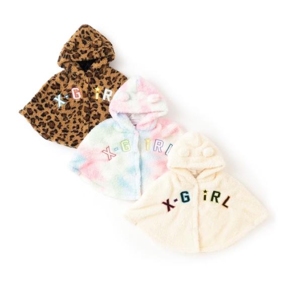 やわらかく手触りが良いフラッフィー素材のベビーポンチョです。カラフルなアップリケロゴと、フードについたお耳がお子さまの可愛さを引き立てます。 サイドにスナップボタンを備えており、腕だけ通すことも可能。 キッズサイズのフーディーとリンクコーデ...