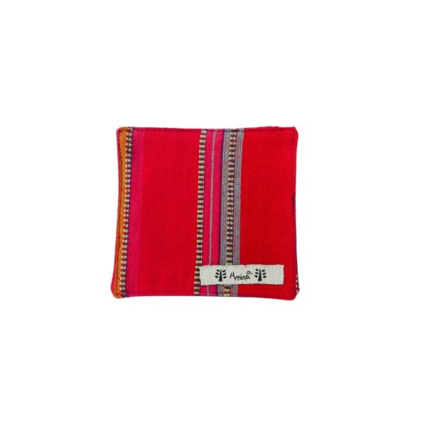 ブランド：アミナコレクションサイズ：10×10cmインド製素材　綿100%揃えて楽しい♪南インドの織り生地を使ったコースター。カラフルな色合いで食卓が明るくなります◎※模様の出方が違う場合があります。ご了承ください。