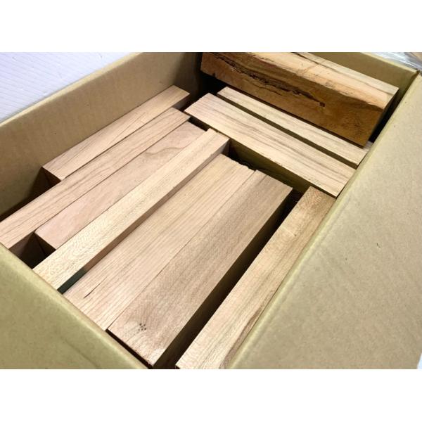 【素材】ブラックチェリー【寸法】厚み約25~55mm、幅約20~200mm程、長さ約100~400mm【注意】端材です。節、白太、割れあります。【内容】約6~10kg程の量入っています。【内容】ダンボールの写真は約8kg分入っています。ブラ...