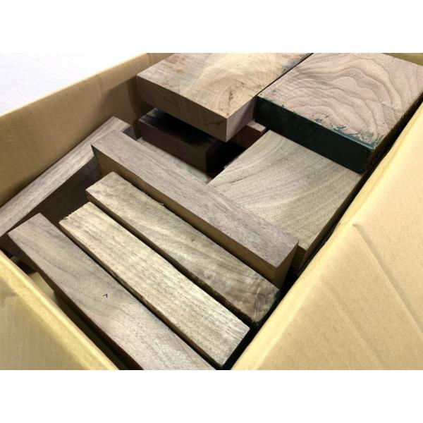 【素材】ウォールナット【寸法】厚み約25~55mm、幅約20~200mm程、長さ約100~400mm【注意】端材です。節、白太、割れあります。【内容】約7~10kg程の量入っています。【内容】ダンボールの写真は約8kg分入っています。ウォー...