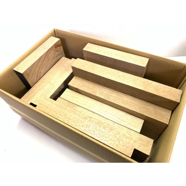 【素材】ホワイトオーク【寸法】厚み約25~55mm、幅約20~200mm程、長さ約100~400mm【注意】端材です。節、白太、割れあります。【内容】約7~10kg程の量入っています。【内容】ダンボールの写真は約8kg分入っています。ホワイ...