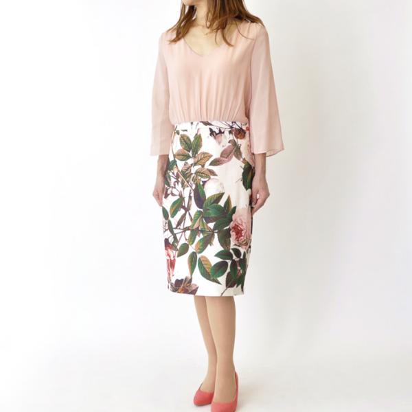 セットアップされたようなワンピースオランダ・アムステルダムで誕生したレディースブランド「Smashed Lemon」上品で華やかなスタイルなのに1枚で簡単に着れるドッキングワンピトップはシフォンで柔らかでふんわり、スカートは大人なフラワープ...