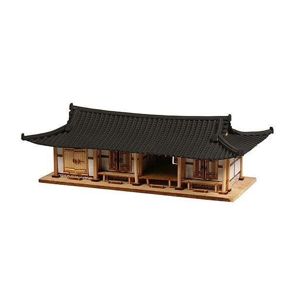 韓国の伝統家屋で、瓦家（キワヂプ）の木製模型を作るキッドです。この瓦屋は部屋が4間あって、実際の1/40のサイズになっています。（コの字型や韓屋セット（1/87模型）に比べて、大きめな仕上がりサイズになります）出来上がりサイズ：　32.5c...