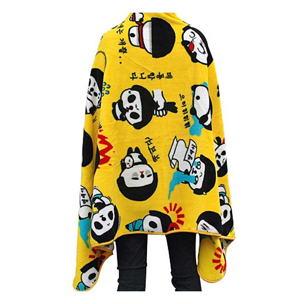 おかっぱ頭の、ちょっと変だけど可愛いパンダキャラクター、「パン氏」の、肩ひざ掛け毛布です。ハングル（韓国語）いっぱいのデザインが、とっても可愛いです。ビッグサイズなので、肩に掛けてもあたたかく、肩掛け時の、ずり落ち防止のボタンも付いています...