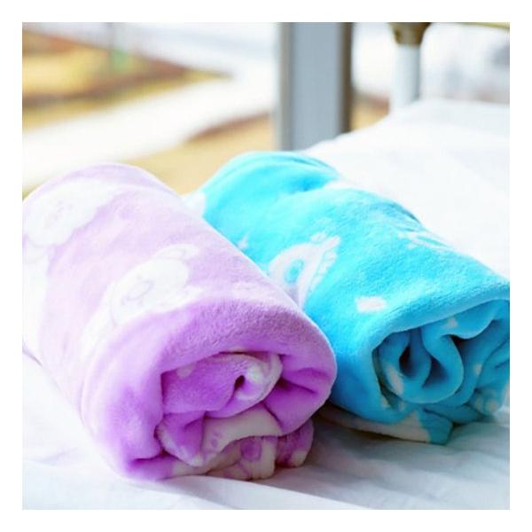 腰に巻くのに便利な構造になっている、BT21の毛布です。腰になる部分にゴムやマジックテープがあるので、腰に巻きやすく、肩に羽織っても、この部分が留めるのに便利です。ひざ掛けに！肩掛けに！腰に巻いて！色々便利に使えいます。とっても可愛いデザイ...