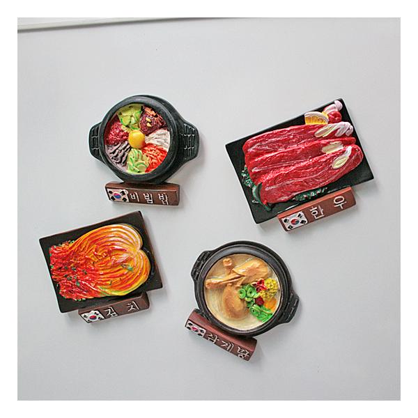 ビビンバや、サムゲタンなど、韓国を代表する食べ物のマグネットです。大き目なサイズで、存在感があり、食べ物の名前がハングル（韓国語）で書かれているのも面白いです。お土産にピッタリです！ サイズ：　6cm　×　7cm製造国：　中国