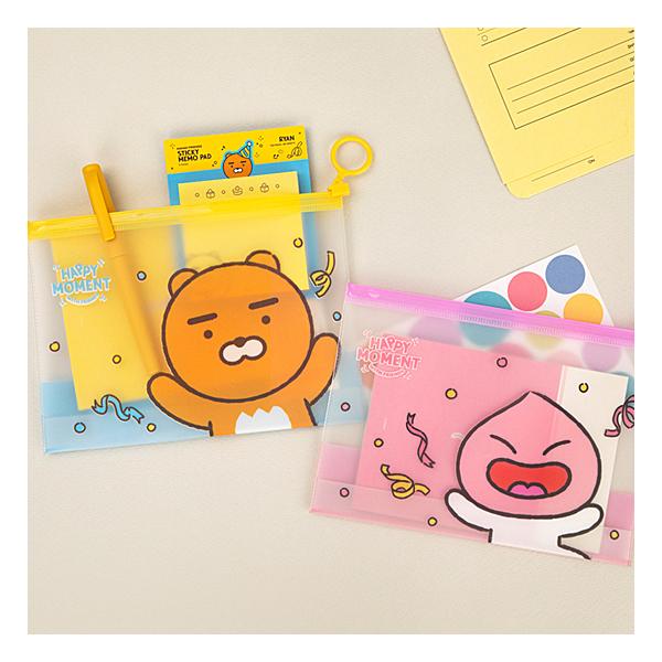 大人気の韓国のキャラクター「カカオフレンズ」可愛いのポーチです。水に強いPVC素材で、色々な小物を入れることができます。 サイズ：　14.2cm　×　19.2cm材質：　PVC製造国：　韓国