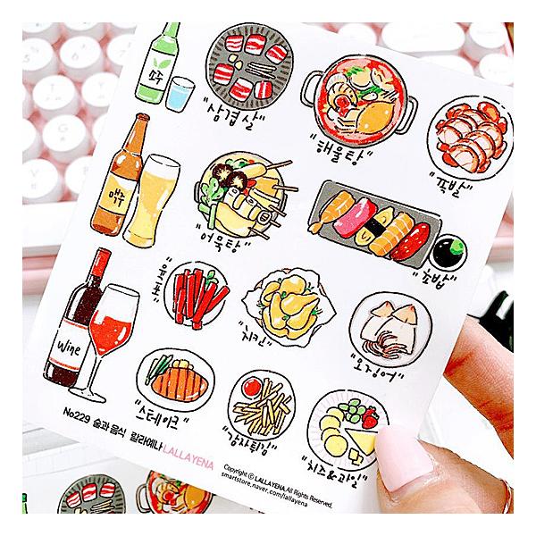 自分で切って使う、韓国の食べ物デザインのシールです。直筆のような、ポップな食べ物のイラストが、とってもカワイイです！同柄が5枚セットになっています。ハングル表記も、とっても可愛いです！サイズ：　11cm　×　9.5cm材質：　PET5枚入製...