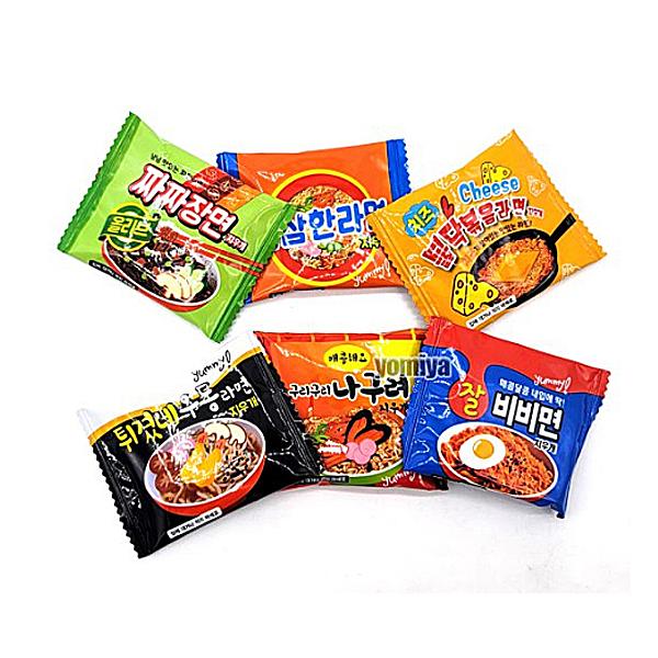 韓国のラーメンのパロディ消しゴムです。本物っぽいパッケージ袋の中には、ラーメンの消しゴムが入っています。サイズ　パッケージ：　5.5cm　×　8cm　消しゴム：　3.7cm　×　3.7cm材質：　プラスチック製造国：　中国