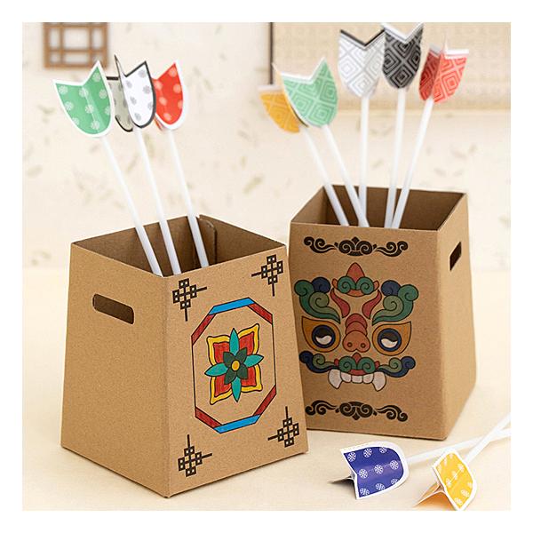 韓国の伝統的な遊び「トゥホ（投壺）」の工作セットです。トゥホは、離れた場所から矢を投げて、壺に入れる遊びで、高麗時代〜朝鮮時代にかけて、宮中や貴族の屋敷内で行われていた遊びです。このセットは、ダンボールで壺を作って、プラスチックの棒で矢を作...