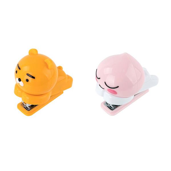 大人気の韓国のキャラクター「カカオフレンズ」のホッチキスです。寝そべったライアンやアピーチのデザインが、とっても可愛いです！サイズ：6.3cm　×　6cm　×　4.6cm材質：　AVS、鉄材　他製造国：　中国