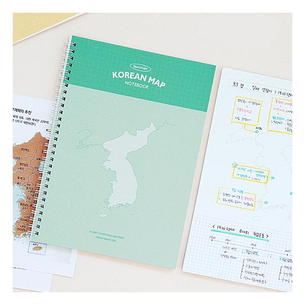 韓国の地図が印刷された、地図ノートです。韓国では、地理や歴史などの社会科のノートとして使われますが、旅行ノートとして、写真を貼ったりして、思い出を書き残すなど、色々使えそうです！サイズ：　25.7cm　×　18.8cm　（B5サイズ）96ペ...