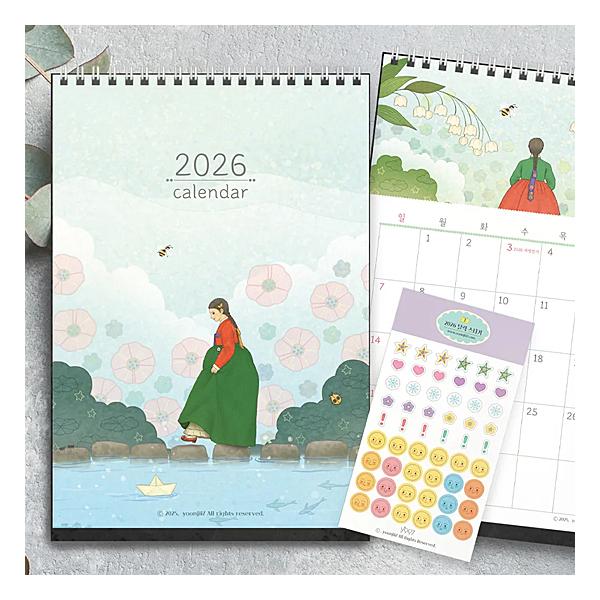 2026年の韓国の卓上カレンダーです。韓服姿の少女が、暖かみのあるタッチで描かれたイラストカレンダーで、細部にわたって、丁寧に描かれています。月や曜日がハングル（韓国語）表記で、韓国らしさを感じられる、とっても可愛いカレンダーです。※韓国の...