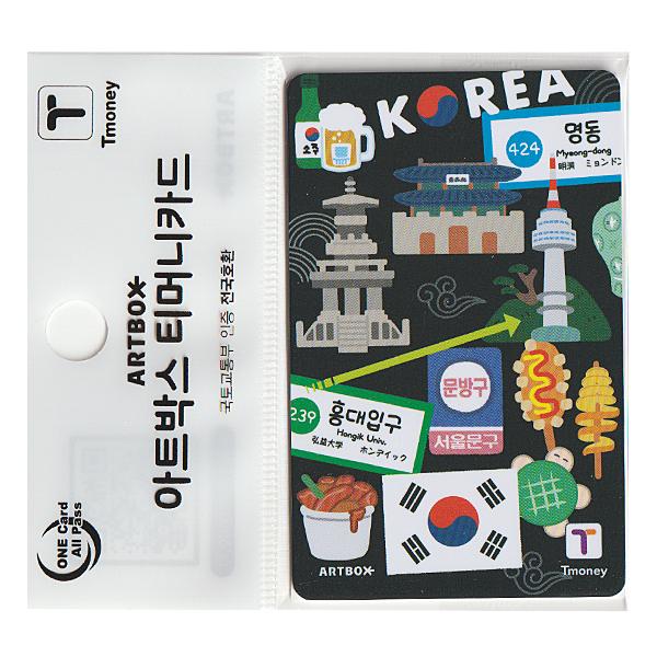 アートボックスの、Tmoneyカードです。韓国のランドマークや食べ物など、「韓国と言えば！」のものが、可愛いイラストでデザインされています。こちらは、カードタイプで、韓国の地下鉄・バス・タクシー・コンビニなどで使えます。日本のイコカやスイカ...