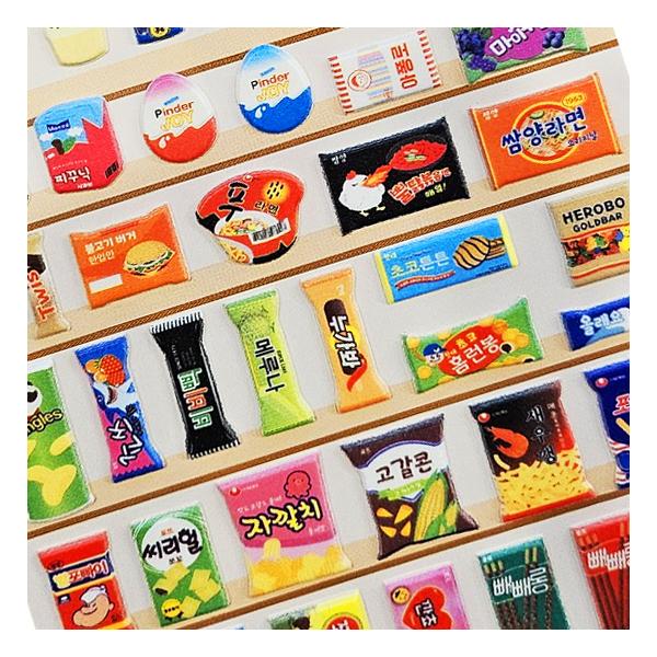 韓国のコンビニで売られている、ラーメンやお菓子などの食べ物のパロディシールです。お馴染みのパッケージのお菓子がシールに！！立体感のある、モコモコした感じや、ハングル（韓国語）が、とっても可愛いです！サイズ：　18.6cm　×　9.5cm製造...