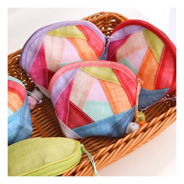 韓国の伝統的な布の「モシ」で作ったポーチです。淡い色合いがとっても素敵で、プレゼントにもピッタリです。小さ目なポーチで、小銭入れやリップなどのちょっとした小物入れに！サイズ：　約10cm　×　約12cm材質：　モシ　他製造国：　中国