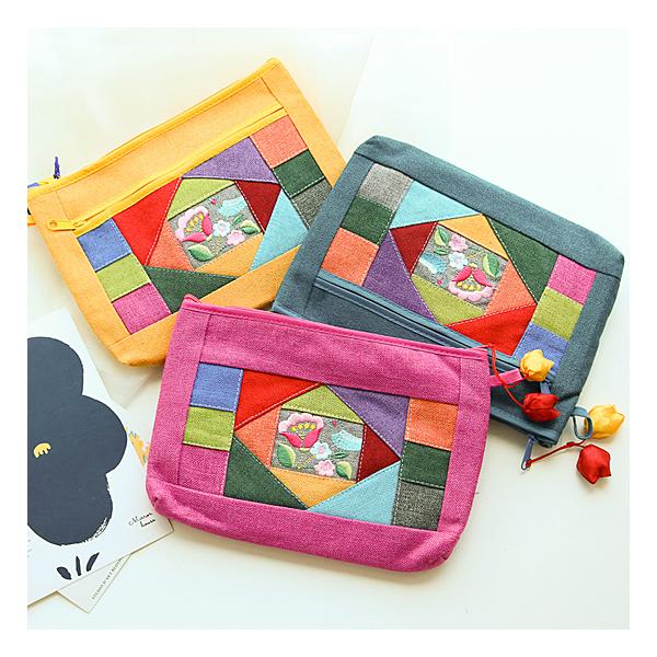 韓国の伝統的なチョガクボデザインのポーチです。柔らかい綿素材で作られており、パッチワークのようなチョガクボ模様と、伝統的な色合いが魅力的です。韓国らしいお土産やプレゼントにもピッタリ！サイズ：　15cm　×　22.5cm材質：　綿　他製造国...