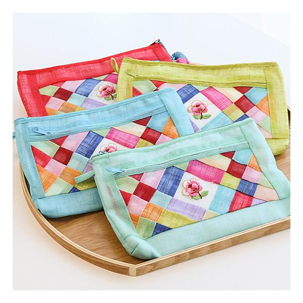 韓国の伝統的な布の「モシ」で作ったポーチです。「モシ」は、淡い色合いがとっても素敵で、お土産やプレゼントにもピッタリです。カラフルなキルト模様のチョガクボや刺繍、お花のような紐の先の飾りが、とってもかわいいポーチです。サイズ：　約15cm　...