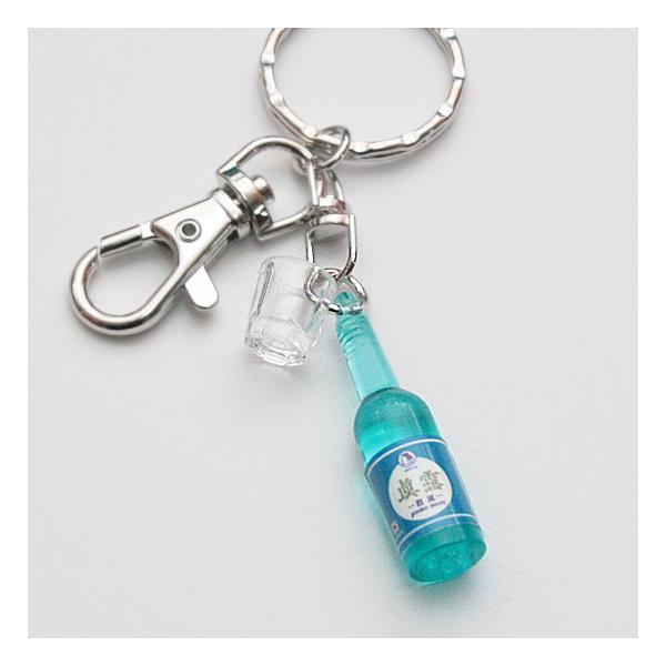 韓国のお酒、真露（ジンロ）焼酎のキーホルダーです。グラスが付いたデザインです。ラベルもハングル入りで、とってもリアル！！お土産にもピッタリです！サイズ　焼酎瓶：　4cm　×　1cm　全体の長さ：　約 9.5cm　〜　10.5cm