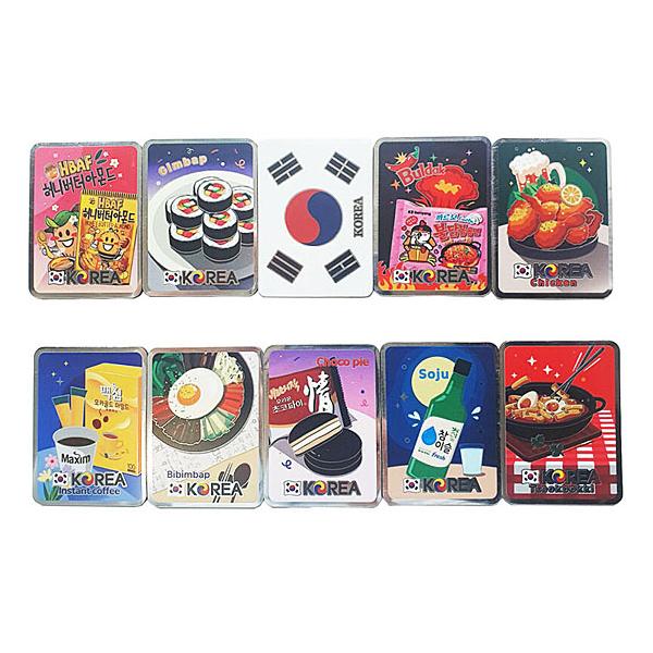 韓国の食べ物がデザインされたマグネットです。ハニーバターアーモンドやプルダックミョンなど、どれも人気のKフードで、とっても可愛くデザインされています。お土産にピッタリ！アクリルとラバー磁石で作られているので、軽くて割れる心配がありません。サ...