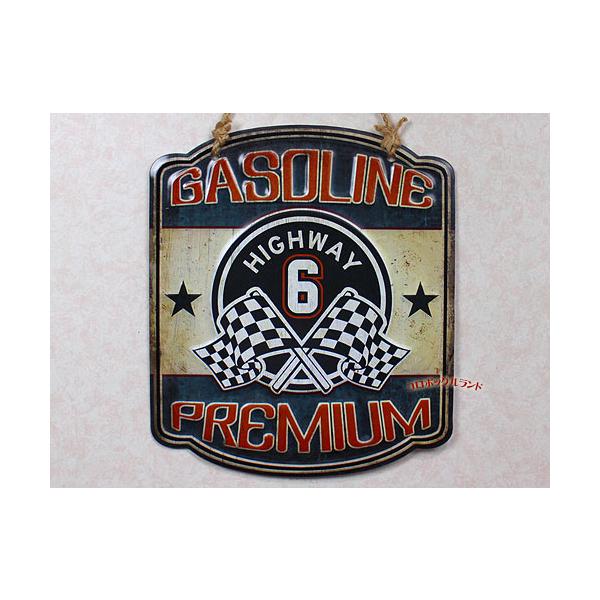 ロゴやデザインの一部がデコボコにエンボス加工されたブリキ看板です。錆びたように見える部分もデザインです。正方形や長方形、ダイカットタイプを販売しています。サイズ（約）：幅31cmｘ36cm（ヒモ含まない本体）デザイン：Gasoline素材：...