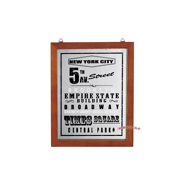 木製フレームのカフェミラーです。USAニューヨークに関連する地名や地域などがプリントされています。サイズ(約)：幅27cmｘ縦34cmｘ厚2cm／中国製デザイン：Cafe Mirror New York定価：2500円（税別）＊天然木のため...