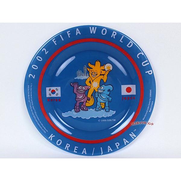 2002年FIFAの公式アイテム、記念プレートです。倉庫から出てきた在庫限りのレアアイテムです。サラダプレートなどにお勧めです。ピッチャーも販売しています。サイズ（約）：直径27cmｘ高1.5cm／箱入り素材：ソーダガラス＊強化ガラスではご...