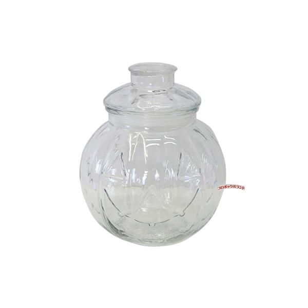 ガラス製のパンプキンキャニスターです。ＳとＭサイズを販売しています。また色もオレンジと透明タイプの２色販売しています。サイズ(約)：直径13.5cmｘ高16.5cm顔部分はエンボス加工されています。（オレンジと同じデザインです）ガラスに小さ...