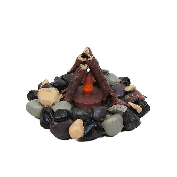 キャンプファイヤーをモチーフしたLEDキャンドルです。ご自宅で安全なプチキャンプファイヤーをお楽しみ頂けます。底の部分から電池交換出来ます。サイズ（約）：11cmｘ10cmｘ高6cm／箱なし／USA輸入品CR2032ボタン電池１個使用（モニ...