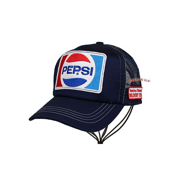 ペプシの刺繍メッシュキャップです。サイドやバックもワッペンで装飾されています。残り僅かになりました。再入荷ございません。サイズ（約）：フリーサイズ（約53 〜 58cm）ポリエステル／デザインAライセンスメーカー生産終了のため完売後の再入荷...