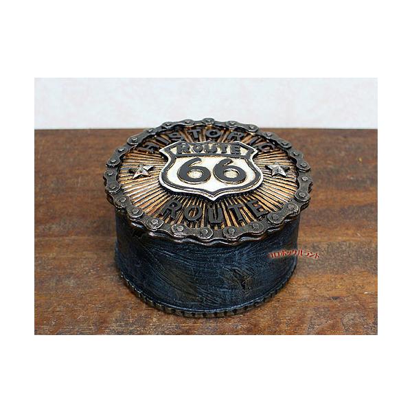 USの旧国道ルート66号線の標識をモチーフにした小物入れです。フタのエッジ部分のバイクチェーンが良い雰囲気を出しています。サイズ（約）：直径11.5cmｘ高6.5cm（内径9.8cmｘ高4cm）素材：レジン製フタは載せているだけです。商品毎...