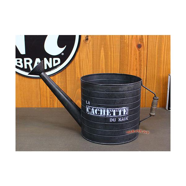 ステンシル風ロゴのアクセントが効いたブリキ缶シリーズです。（新品）ポットやバスケット、ボックスなどシリーズ販売しています。リメイク缶のようなスタイルに黒のマットな質感がお勧めです。サイズ（約）：高19cmｘ幅34cmｘ奥15cm（内寸：直径...