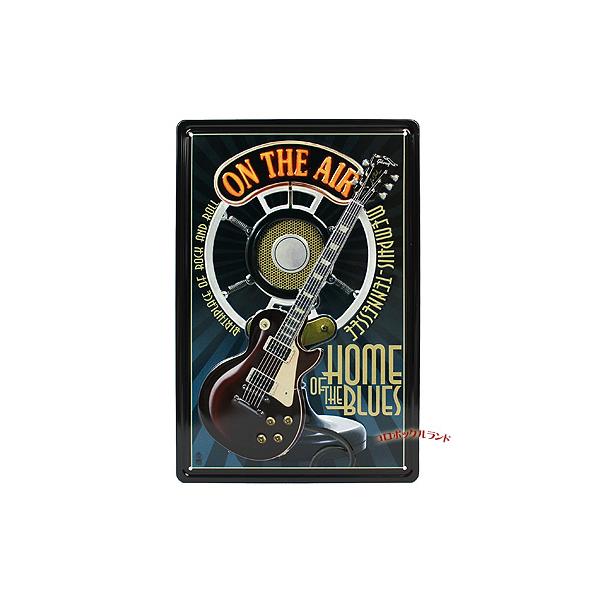 アンティークデザインのブリキ看板です。（新品）サビたように見える部分もプリントデザインです。ルート66やフラッグ、バイク・車など40種類以上のデザインを販売しています。絵柄の一部が凸凹したエンボス加工仕上げです。サイズ（約）：30cmｘ20...