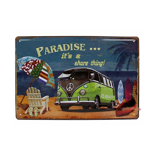 アンティークデザインのブリキ看板です。（新品）サビたように見える部分もプリントデザインです。ルート66やフラッグ、バイク・車など40種類以上のデザインを販売しています。絵柄の一部が凸凹したエンボス加工仕上げです。サイズ（約）：30cmｘ20...