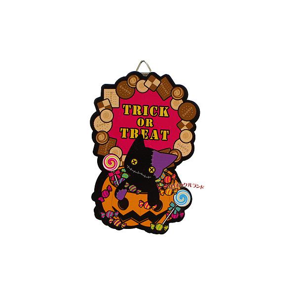 木製のハロウィン壁掛プレートです。シリーズで7種類販売しています。在庫限りで販売終了いたします。サイズ(約)：8.2cmｘ12cmｘ厚0.6cm（吊下げ金具含まない）／中国製デザイン：猫・お菓子定価：500円（税別）＊合成木材（MDF）にデ...