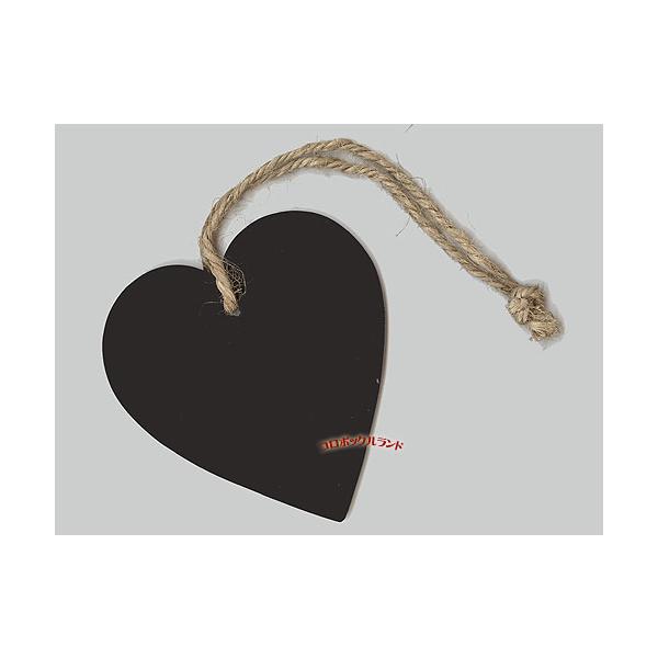 ハートの形をした黒板です。両面無地です。チョークやホワイトマーカーで書き込んで、オリジナルプレートをどうぞ♪黒と緑の大小サイズを販売しています。サイズ(約)：高9.3cmｘ幅8.7cm（ヒモ含まない）／無地透明袋入りチョークなどは付属してい...