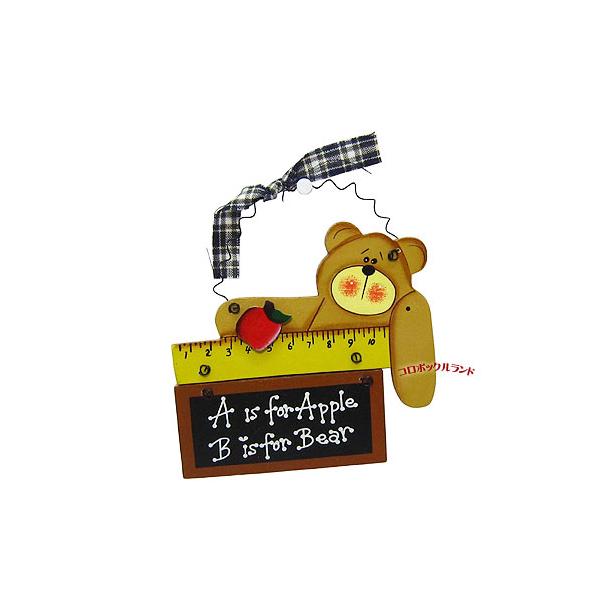 クマモチーフの壁掛けプラキューです。軽量ですので押しピンなどでディスプレイできます。サイズ（約）：幅13cmｘ高12cm（ワイヤ含まない）／USA輸入品木・鉄ワイヤー・綿リボン／中国製ペイントムラや擦れなどのあるカントリー雑貨です。ご覧の環...