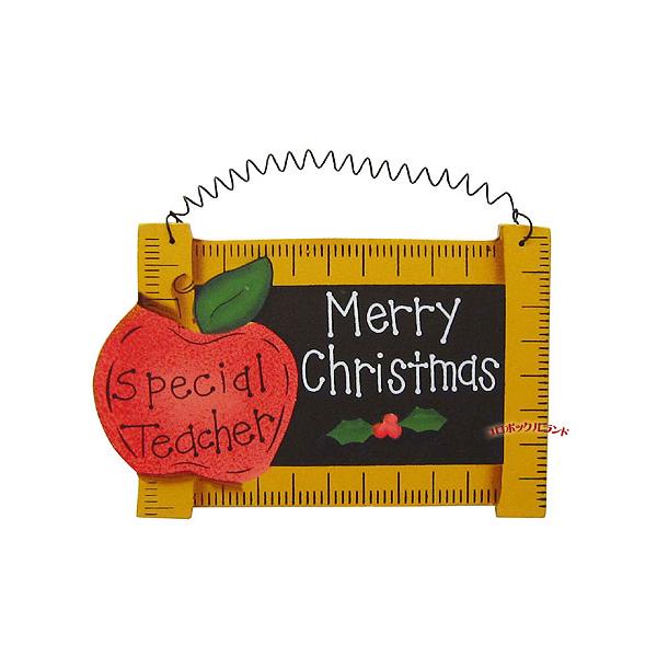 リンゴモチーフの壁掛けプラキューです。軽量ですので押しピンなどでディスプレイできます。サイズ（約）：幅13.5cmｘ高8.5cm（ワイヤ含まない）／USA輸入品木・鉄ワイヤー／中国製ロゴ：メリークリスマスペイントムラや擦れなどのあるカントリ...