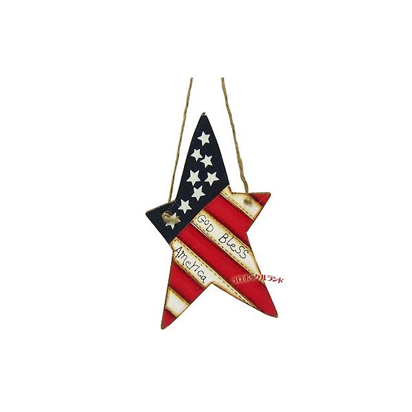 スター＆フラッグの壁掛けプラキューです。軽量ですので押しピンなどでディスプレイできます。サイズ（約）：幅9.5cmｘ高16cm（ヒモ含まない）／USA輸入品木・ヒモ／中国製ペイントムラや擦れなどのあるカントリー雑貨です。ご覧の環境で多少色が...