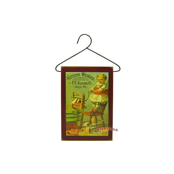 ランドリーモチーフデザインの壁掛サインです。３柄販売しています。サイズ(約)：幅13.8cmｘ高29.5cm（アイアンハンガー含む）板厚0.9cm／USA直輸入品ペイントではなくデザインペーパーが貼られています。ご覧の環境で多少色が異なりま...